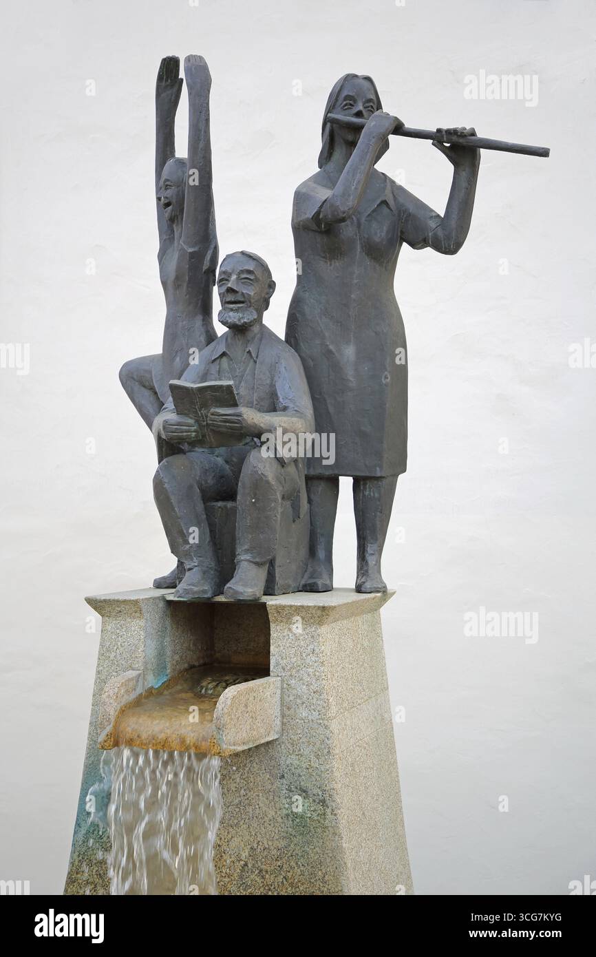 Fountain for civil servants with sculptures, book reader, flute player ...