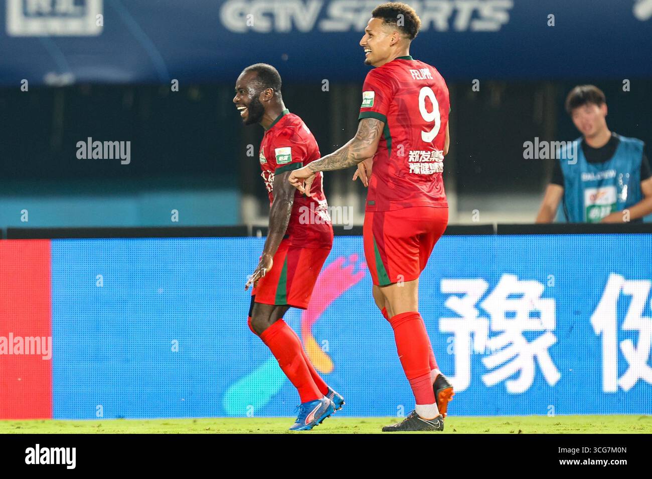 Henan Jiuzu Dukang Football Club defeated Dalian Yingbo Football Club ...