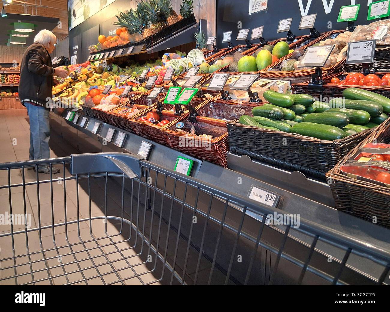 Edeka - Einkauf zu Zeiten von Inflation in einem Edeka Supermarkt Edeka ...