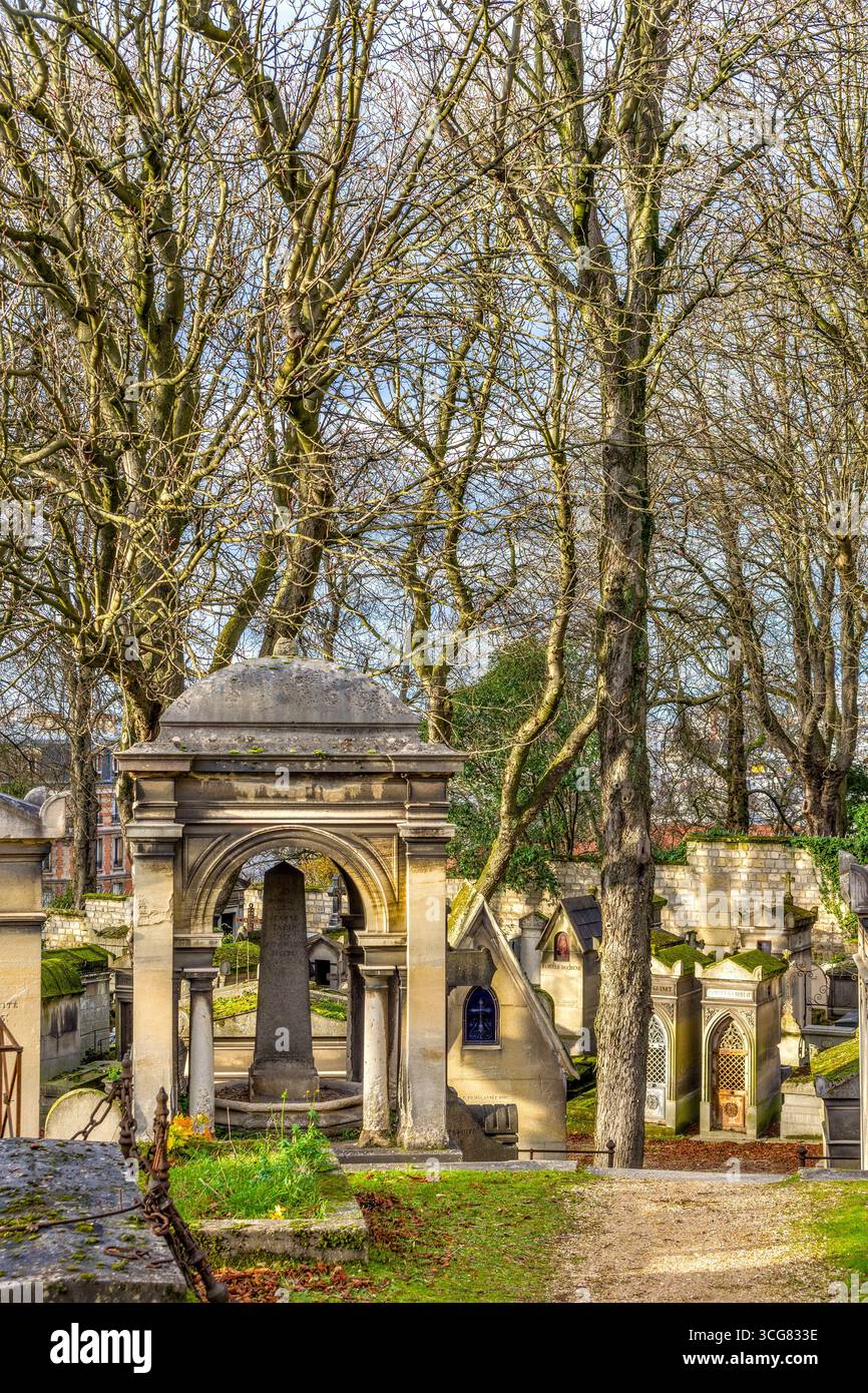 Ornate memorial tombs in the Père Lachaise Cemetery, Paris 75020 ...