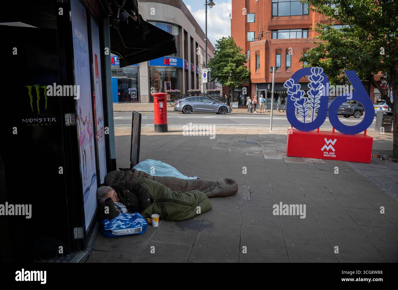 Homeless people rough sleeping on Wimbledon high street outside the ...