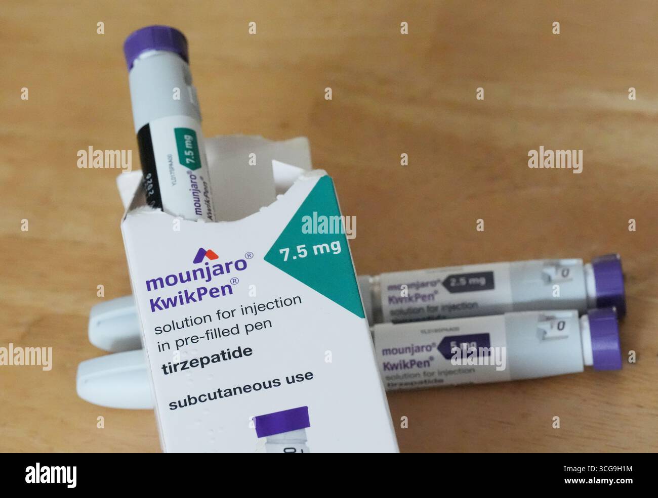 Pre filled injection pens hi-res stock photography and images - Alamy
