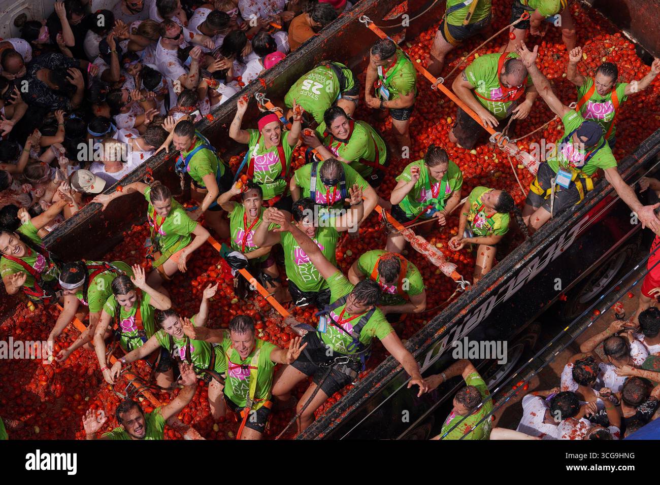 Revelers throw tomatoes at each other during the annual "Tomatina ...