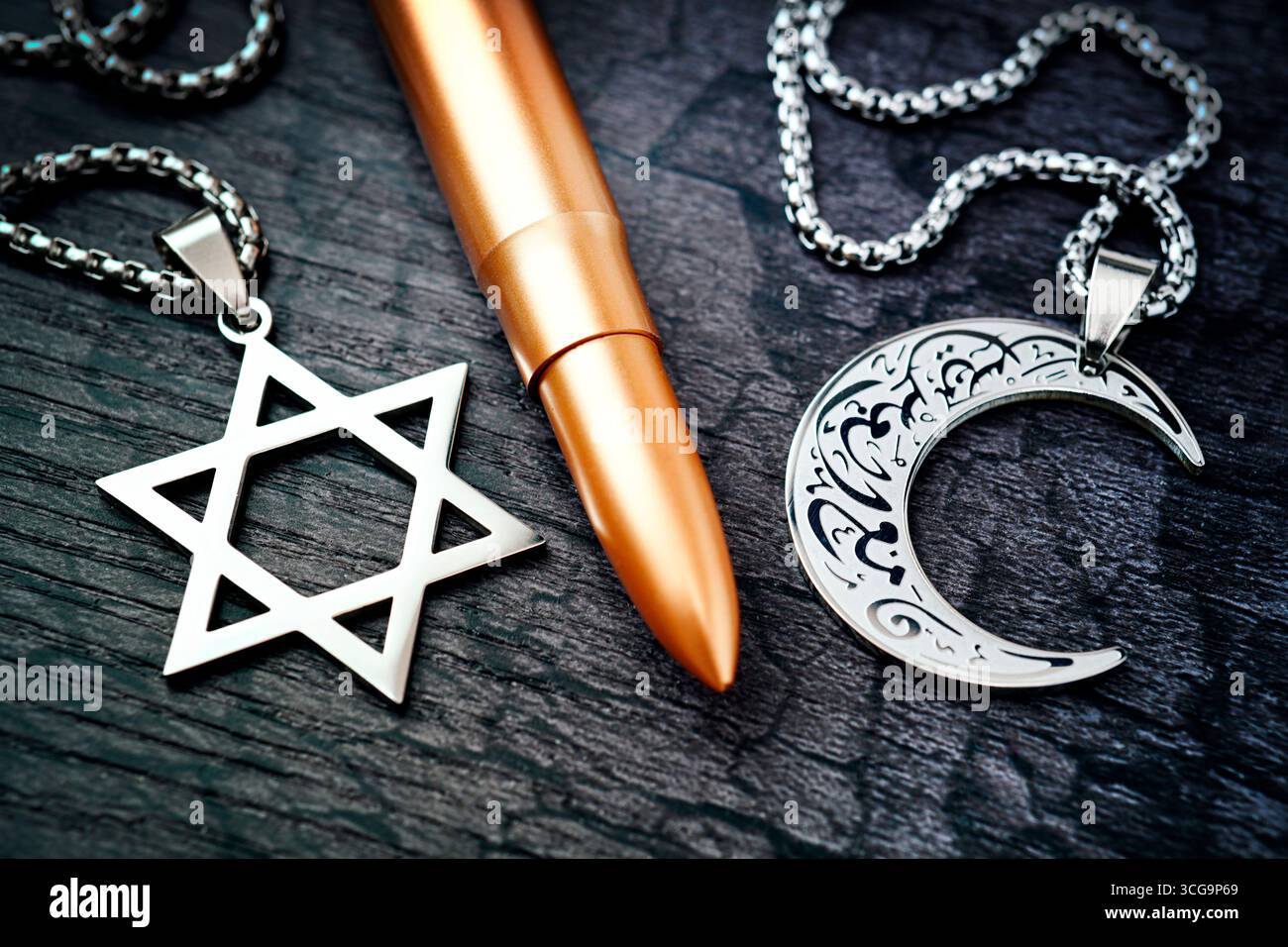 Gewehrpatrone zwischen Ketten mit Davidstern und Halbmond, Symbolfoto ...
