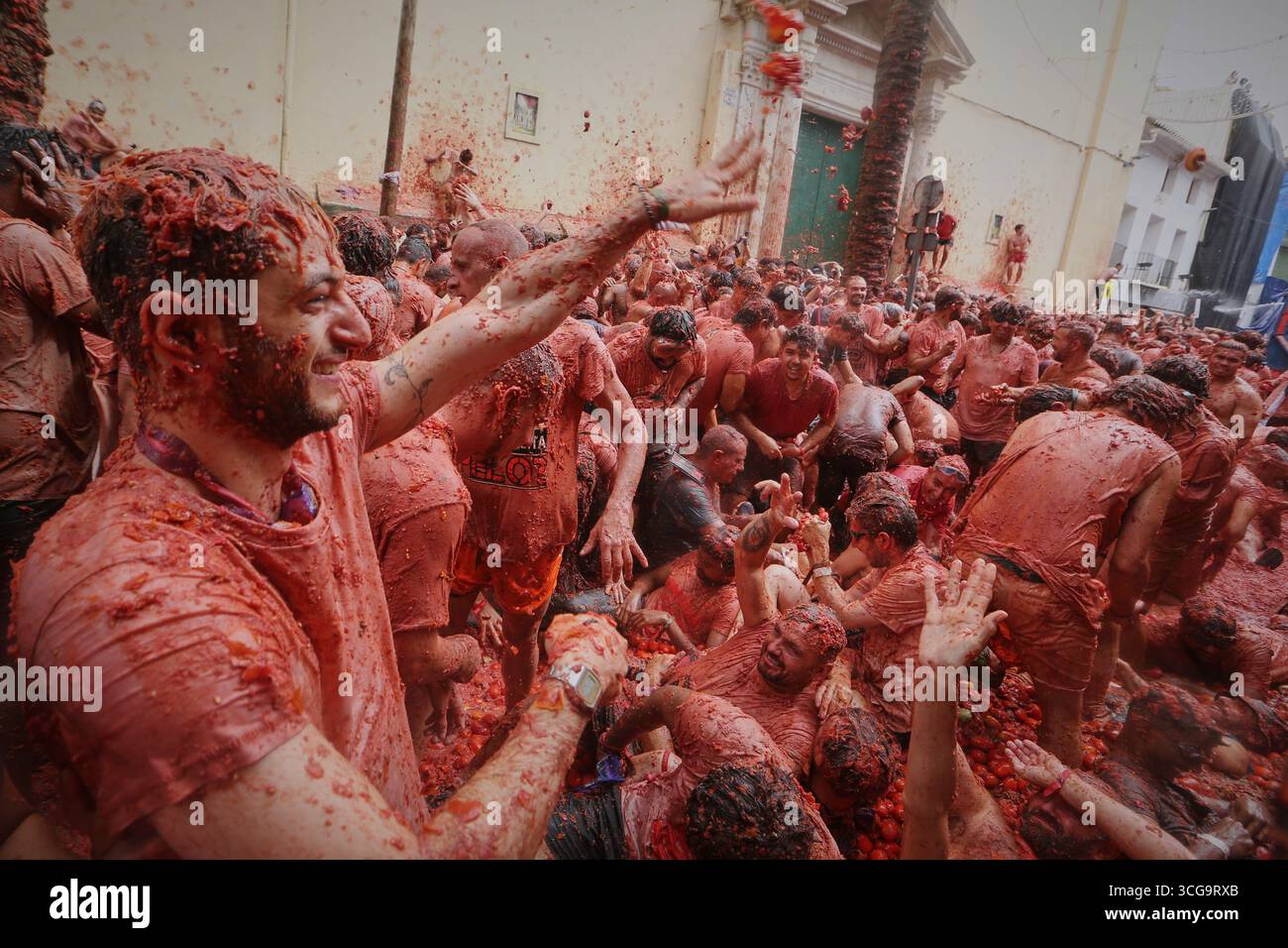 Revelers throw tomatoes at each other during the annual "Tomatina ...
