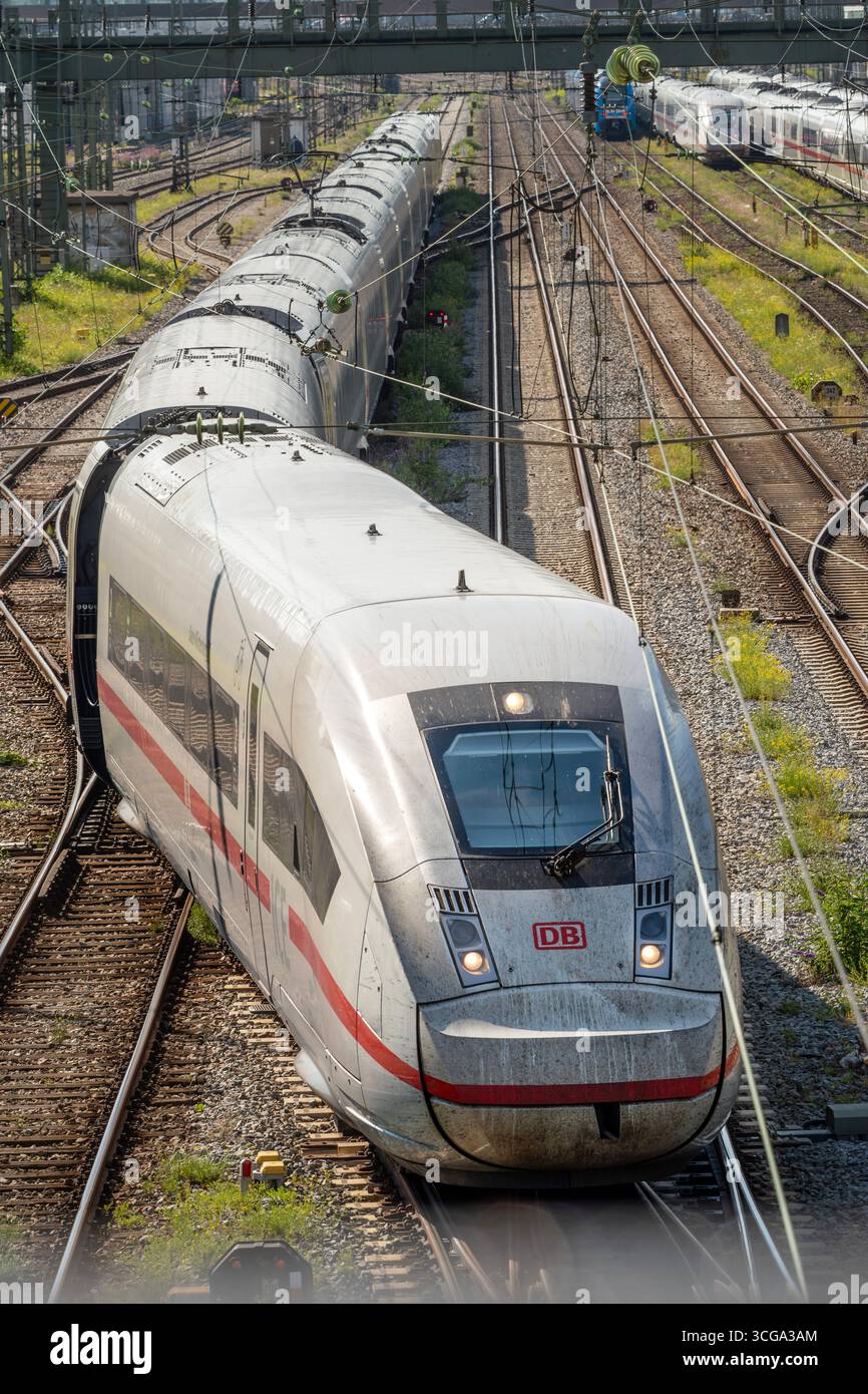 ICE bei der Einfahrt in den Hauptbahnhof, München, August 2025 ...