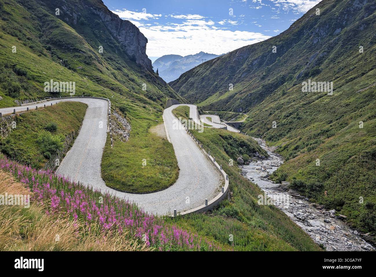 Gotthardpass in der Schweiz, Tremolastraße Val Tremola. *** Gotthard ...