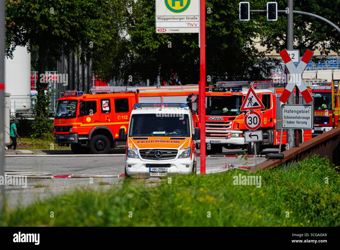 Hamburg Feuer/Grossbrand in Hamburg-Veddel, 27.08.2025 Einsatzfahrzeuge ...
