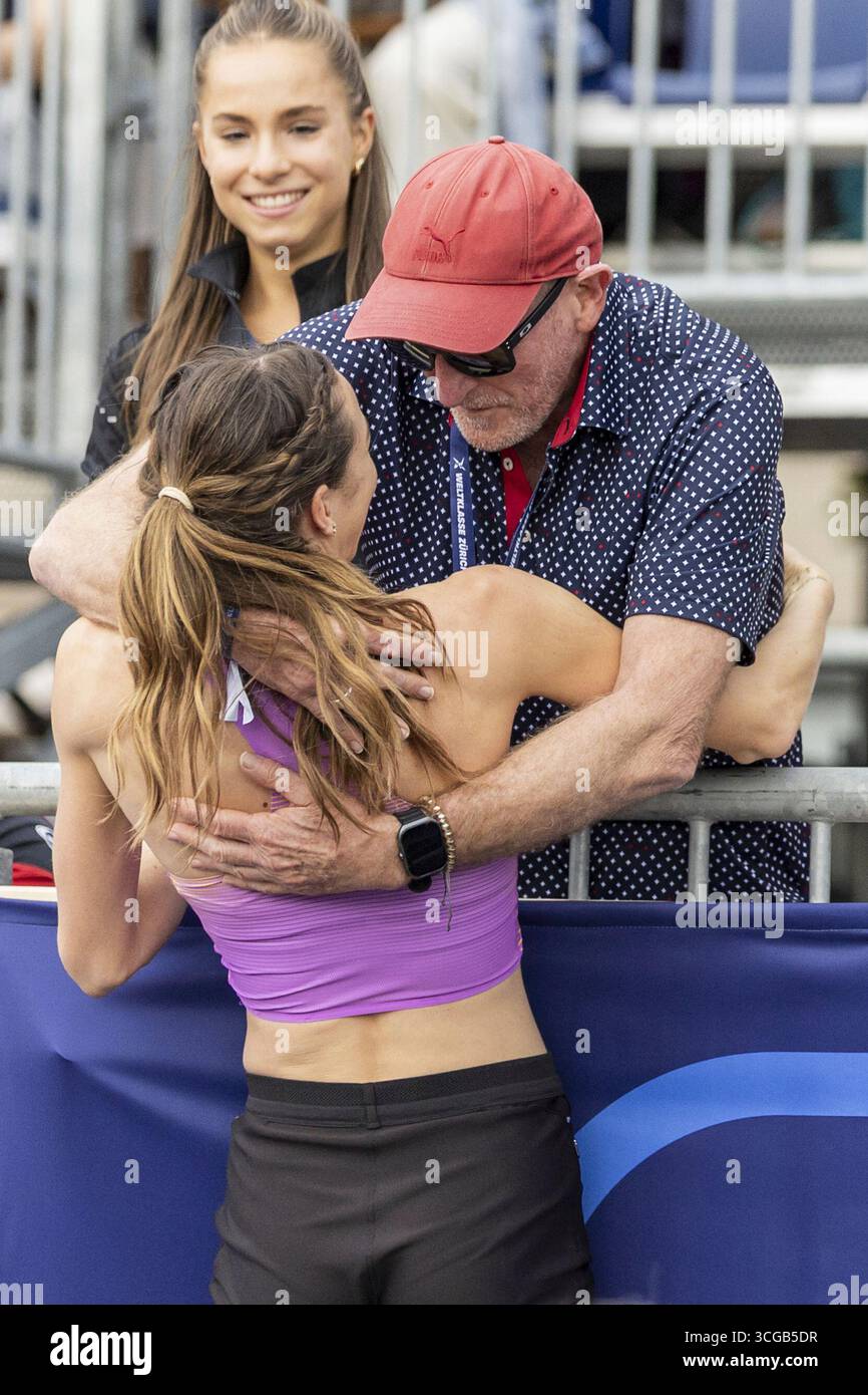 Winner Nicola Olyslagers of Australia, left, celebrates with her ...
