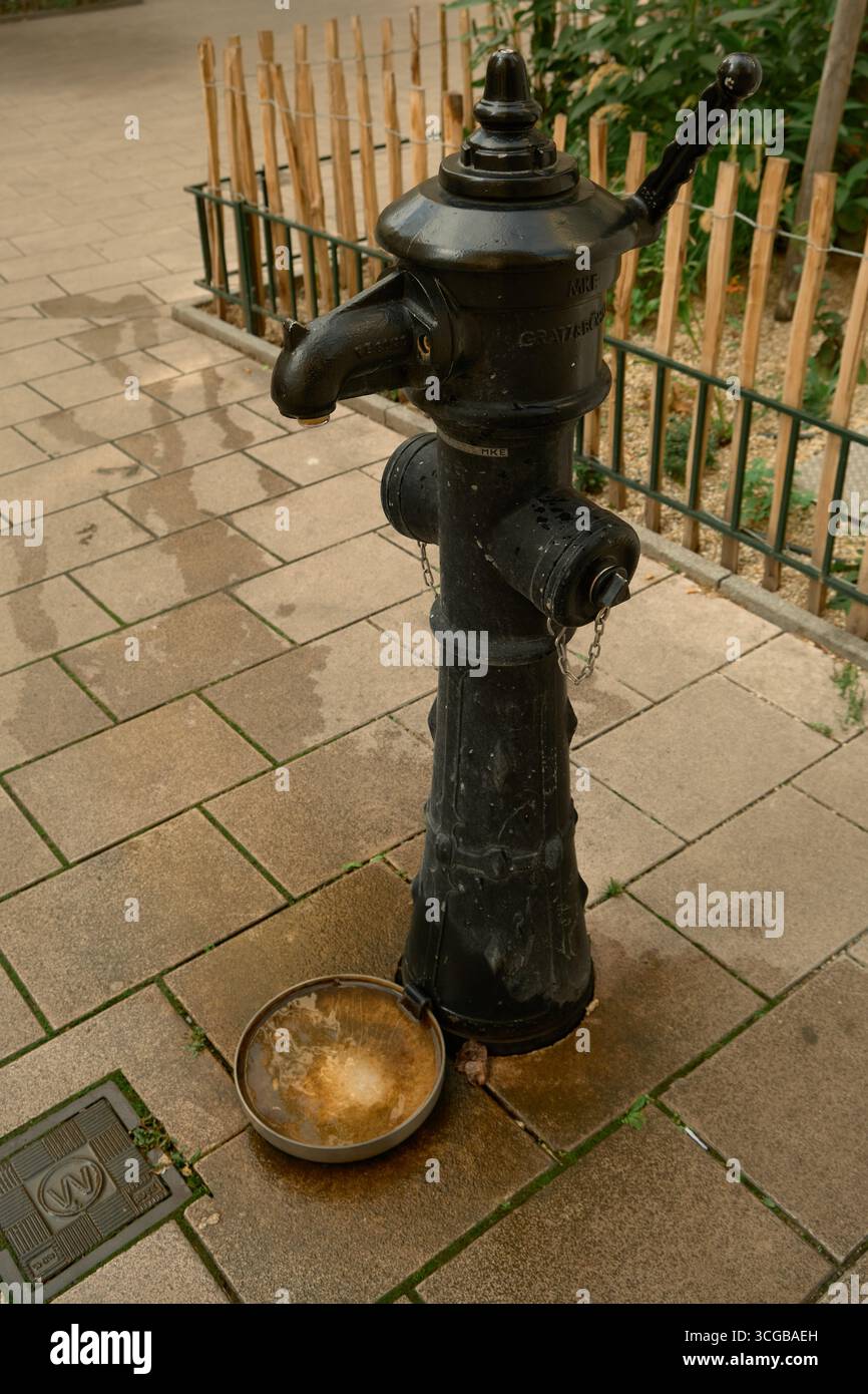 Round water feature hi-res stock photography and images - Alamy