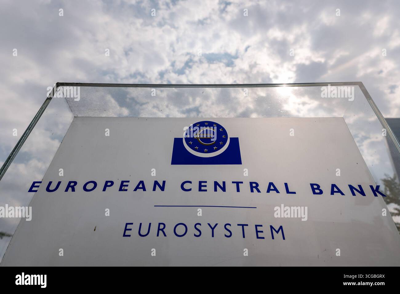 Logo der Europäischen Zentralbank in Frankfurt 27.08.25, Frankfurt ...
