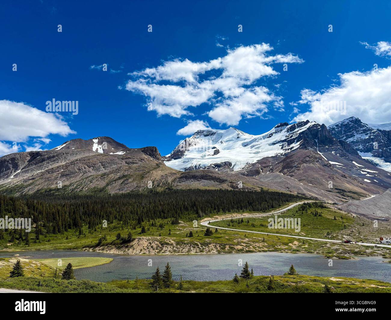 Scenic mountain landscapes along the Icefields Parkway in Banff and ...