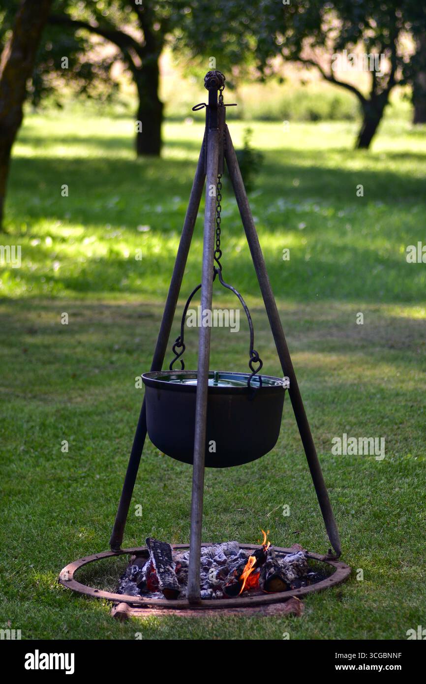 Campfire cooking hi-res stock photography and images - Alamy