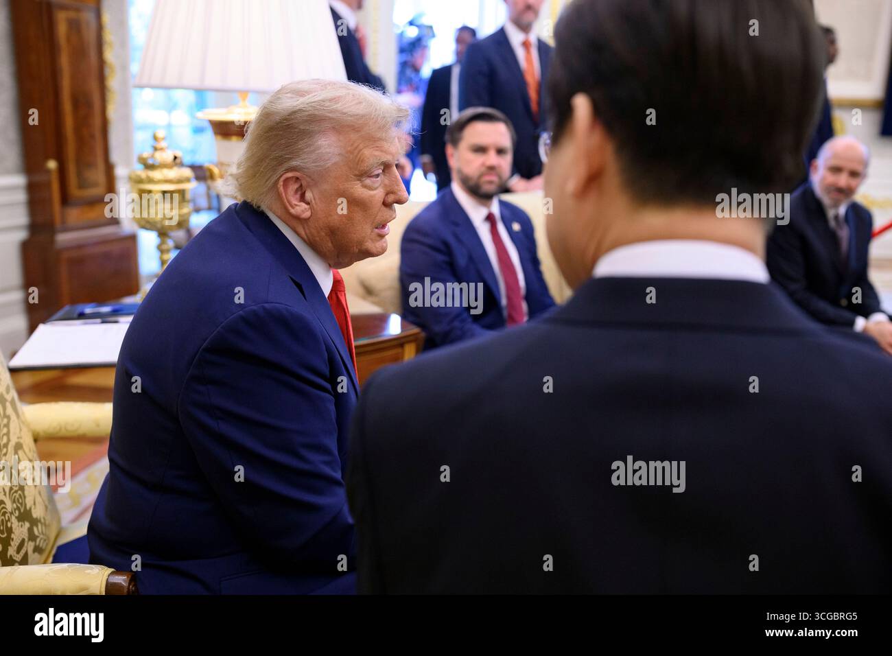 Donald trump side profile hi-res stock photography and images - Alamy