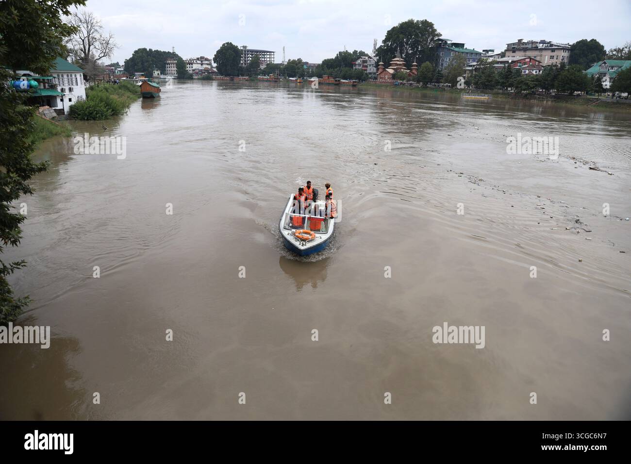 SRINAGAR, INDIA - AUGUST 27: Jammu and Kashmir State Disaster Response ...