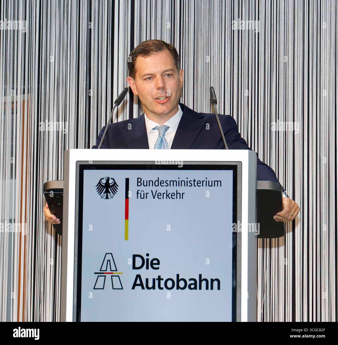 Dr Michael Güntner bei der Freigabe des 16. Bauabschnitts der 100 ...