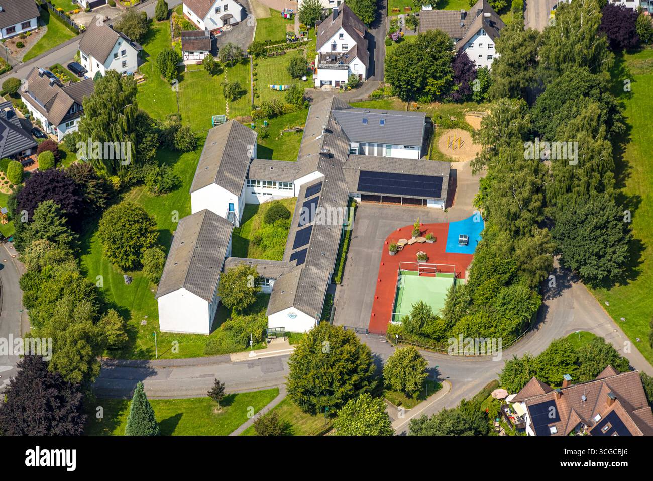 Luftbild, Grundschule Helden mit Solardach und Minifußballplatz, Helden ...