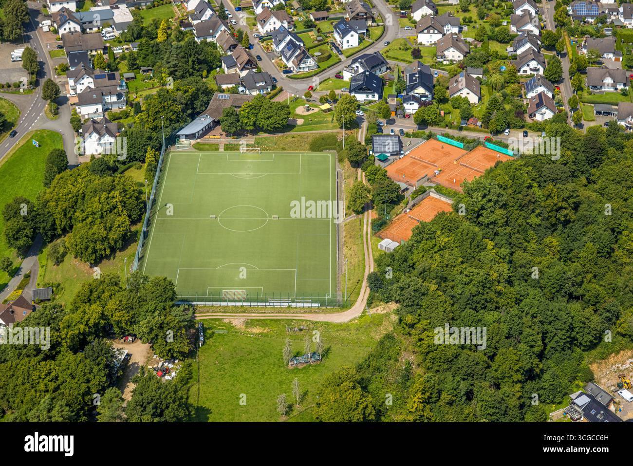 Luftbild, Fußballstadion und Tennisplatz Sportfreunde 1928 Dünschede e ...