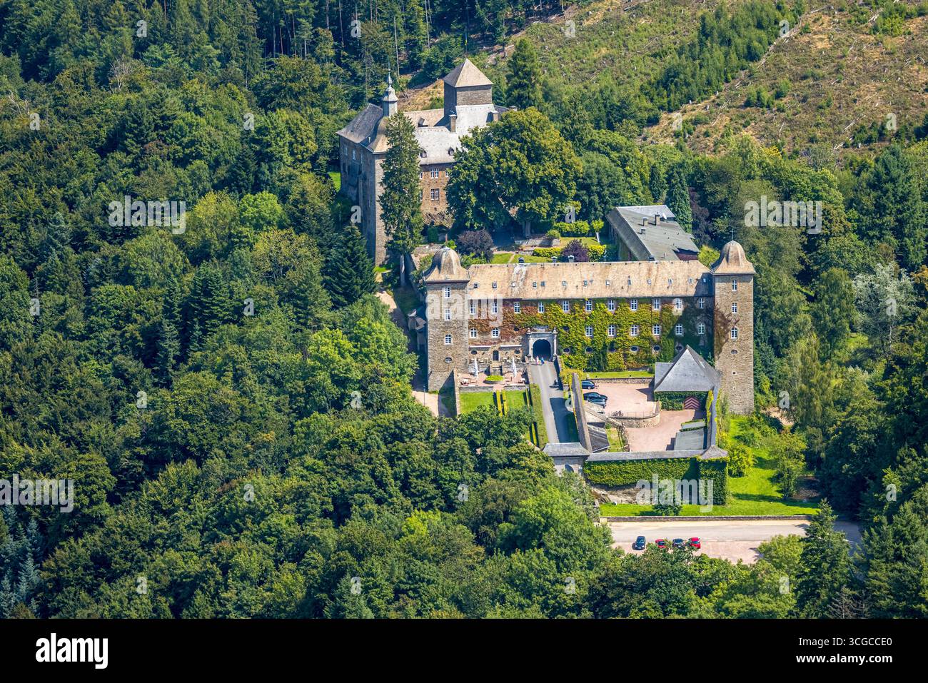Luftbild, Burg und Burghotel Schnellenberg im Waldgebiet, Attendorn ...