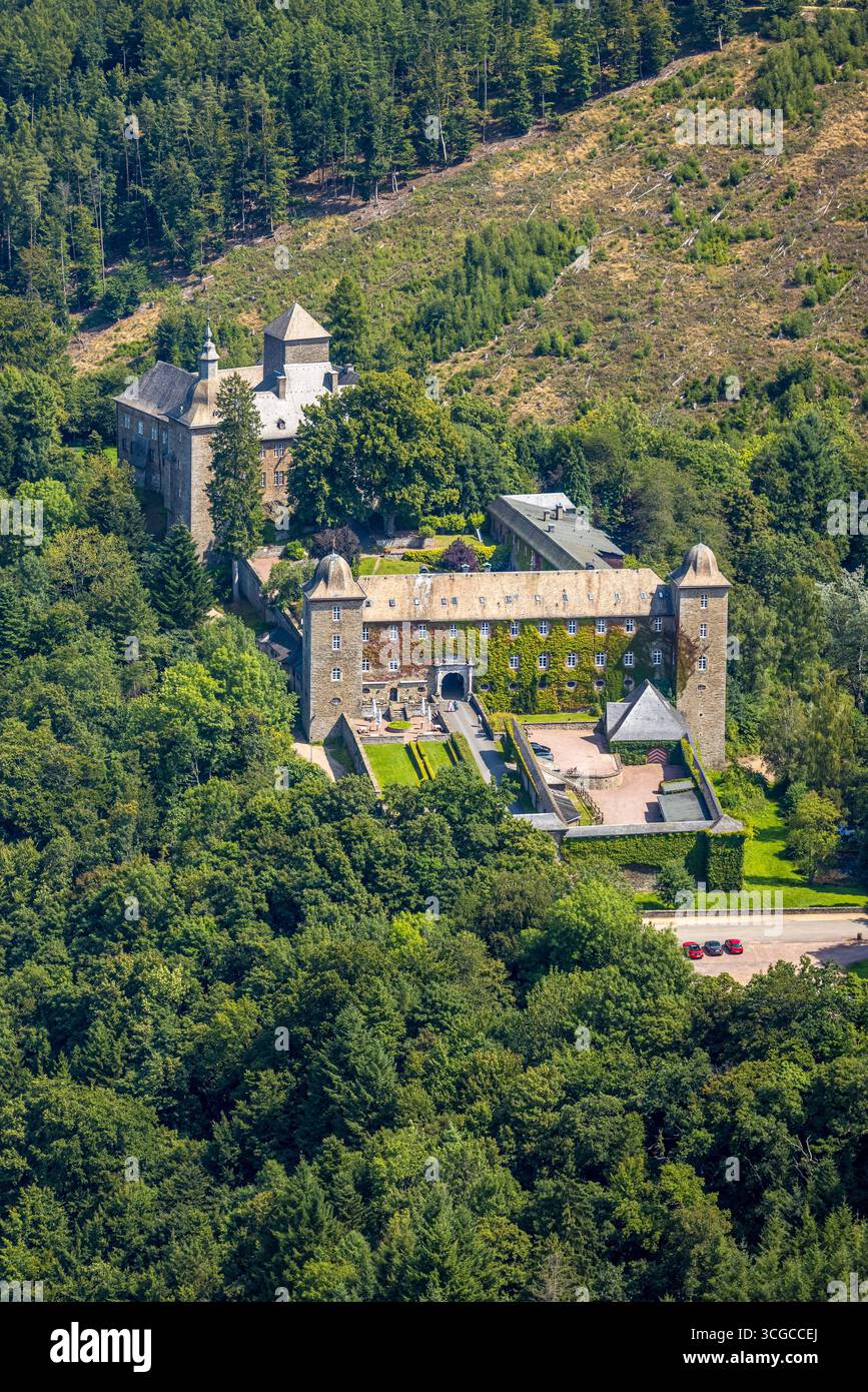Luftbild, Burg und Burghotel Schnellenberg im Waldgebiet, Attendorn ...
