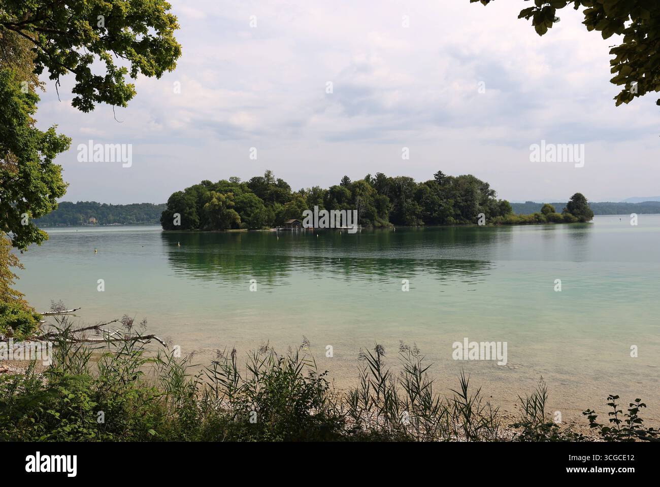 Ein Sommertag in Feldafing Landkreis Starnberg. Hier der Blick im ...