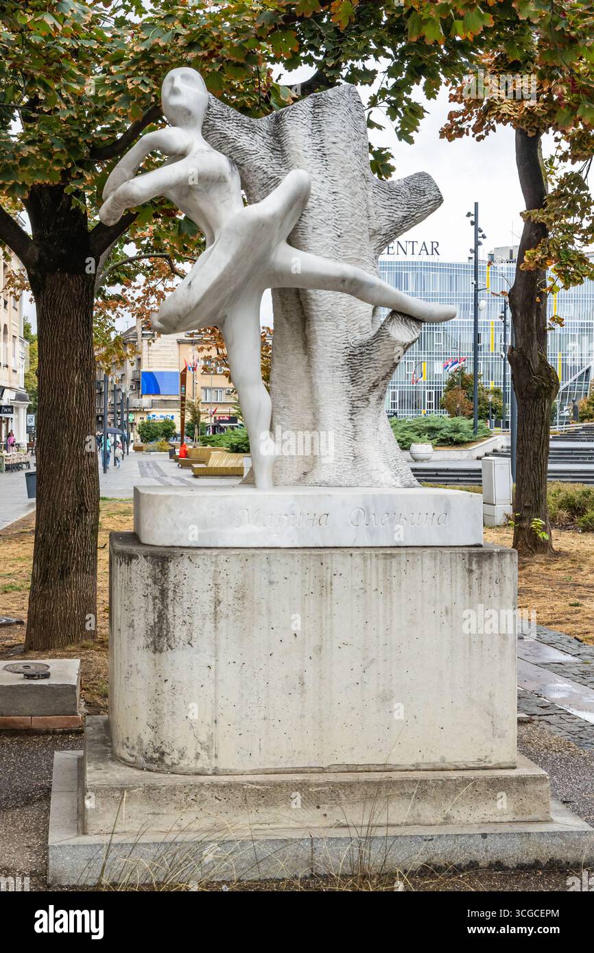 Sad group statue hi-res stock photography and images - Alamy