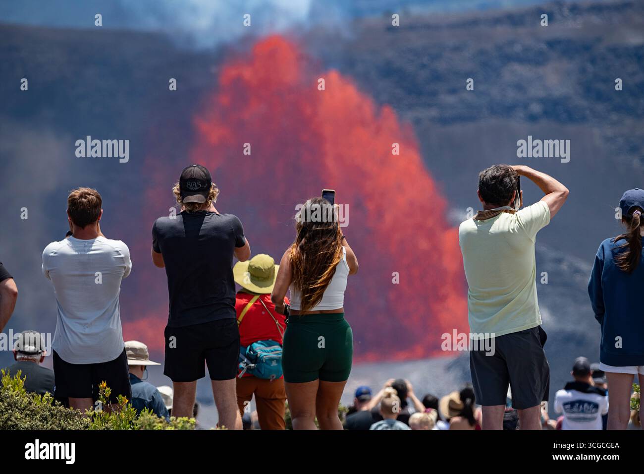 Hawaii tourists crowd not beach hi-res stock photography and images - Alamy