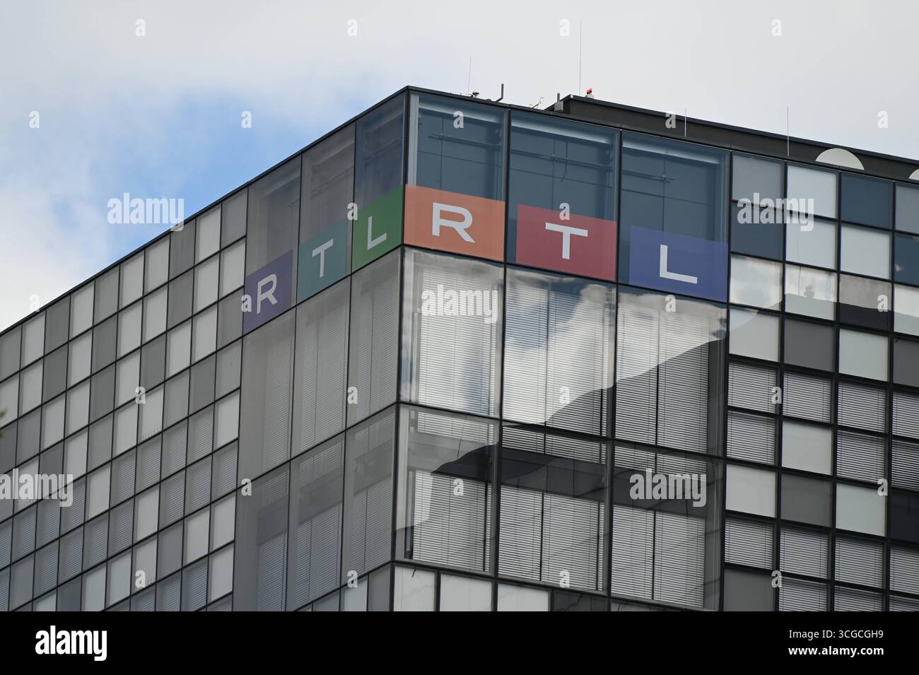 Logo, Schriftzug der RTL Group an einem Bürogebäude in Luxemburg ...