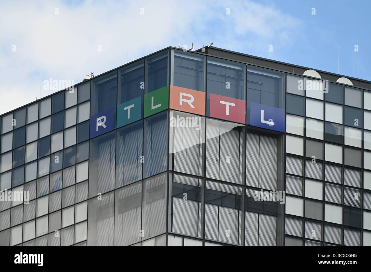 Logo, Schriftzug der RTL Group an einem Bürogebäude in Luxemburg ...