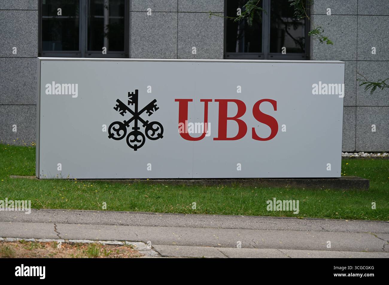 Logo, Schriftzug der schweizer Großbank UBS vor einem Gebäude - Union ...