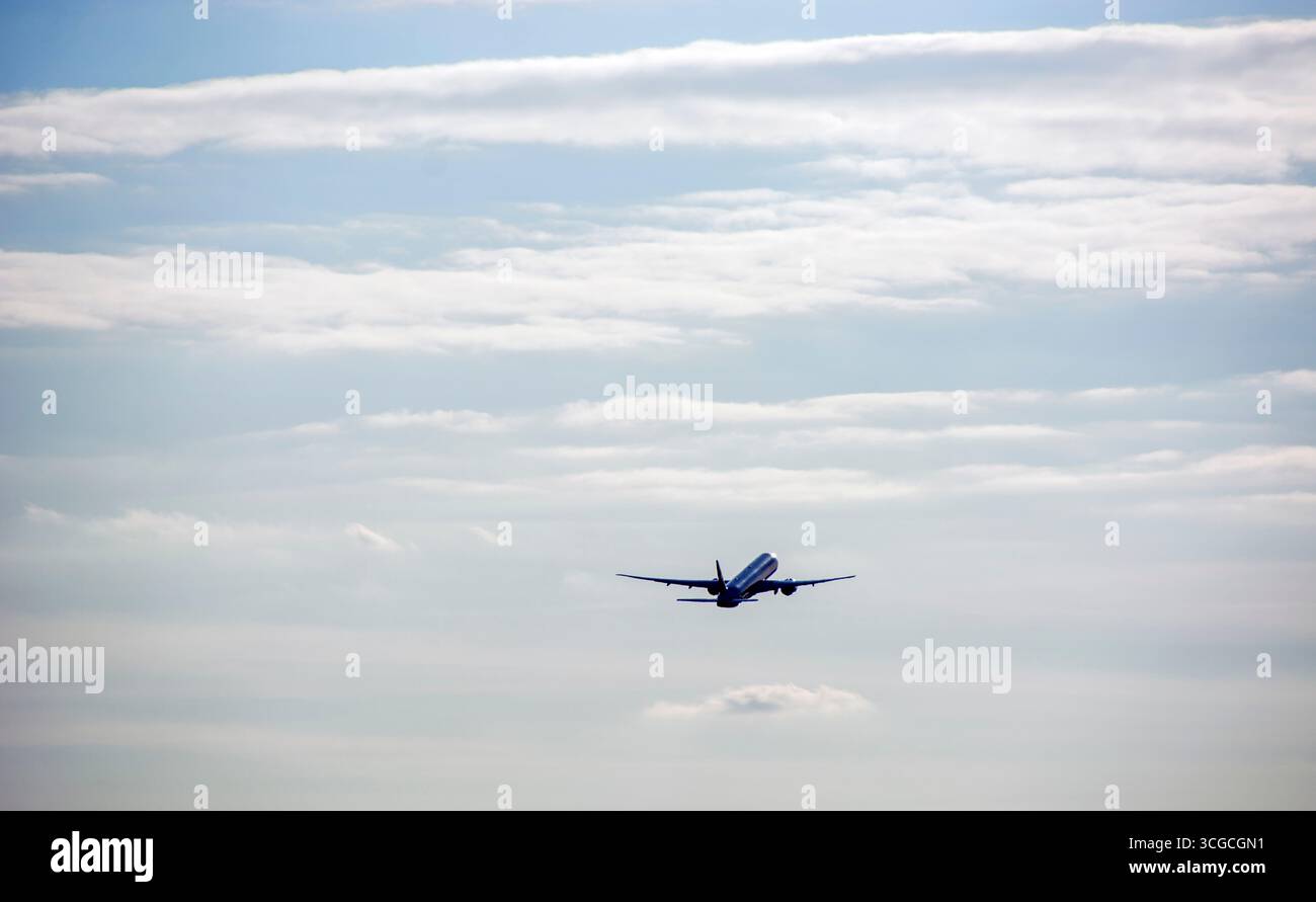 Airplane departures hi-res stock photography and images - Alamy