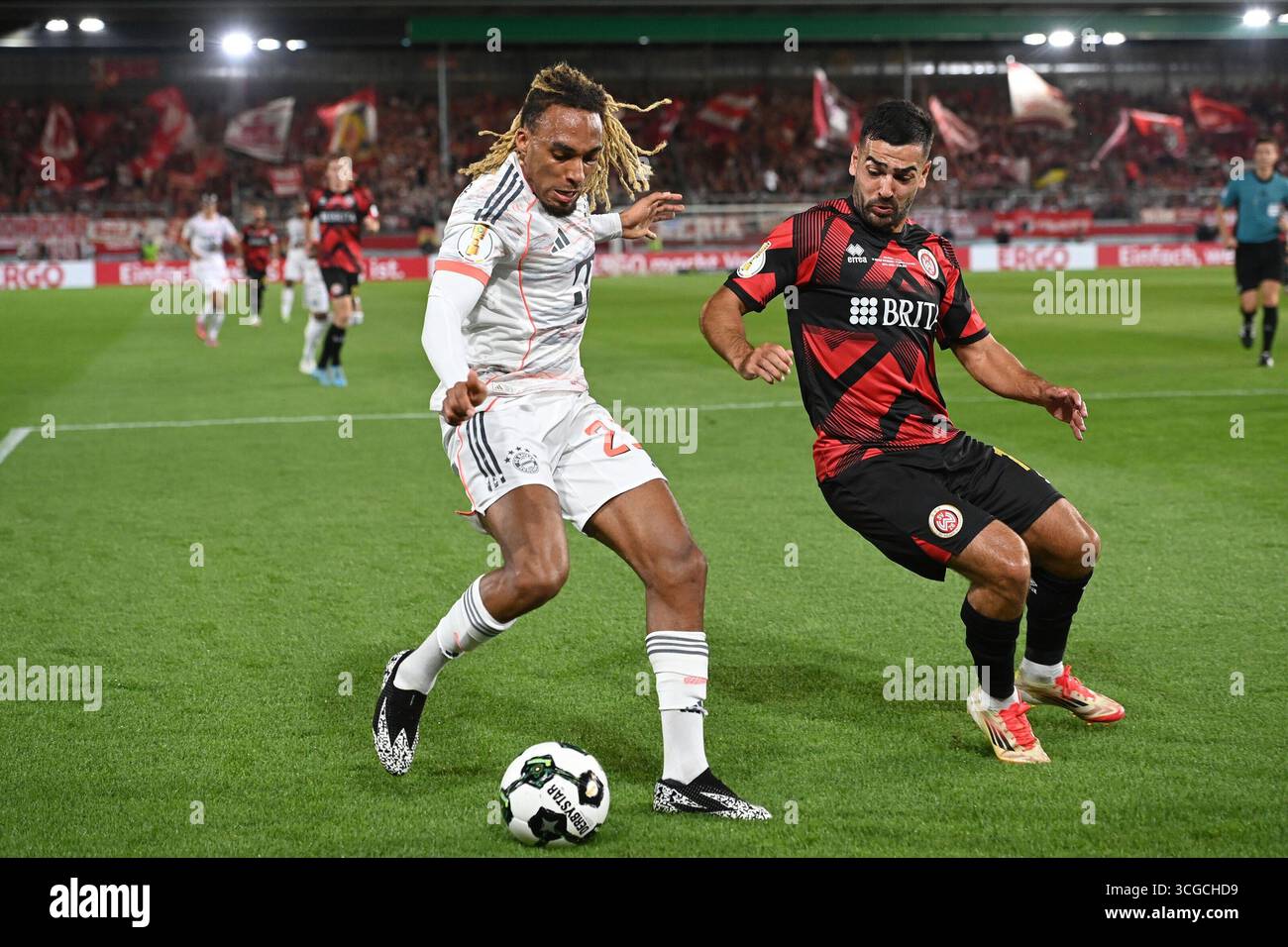Sacha BOEY (FC Bayern Munich), action, duels against Justin JANITZEK ...