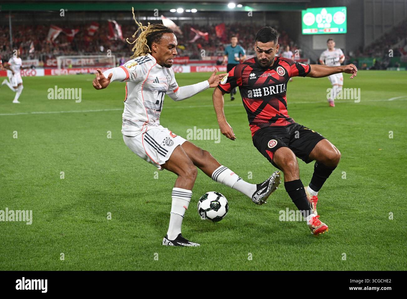 Sacha BOEY (FC Bayern Munich), action, duels against Justin JANITZEK ...