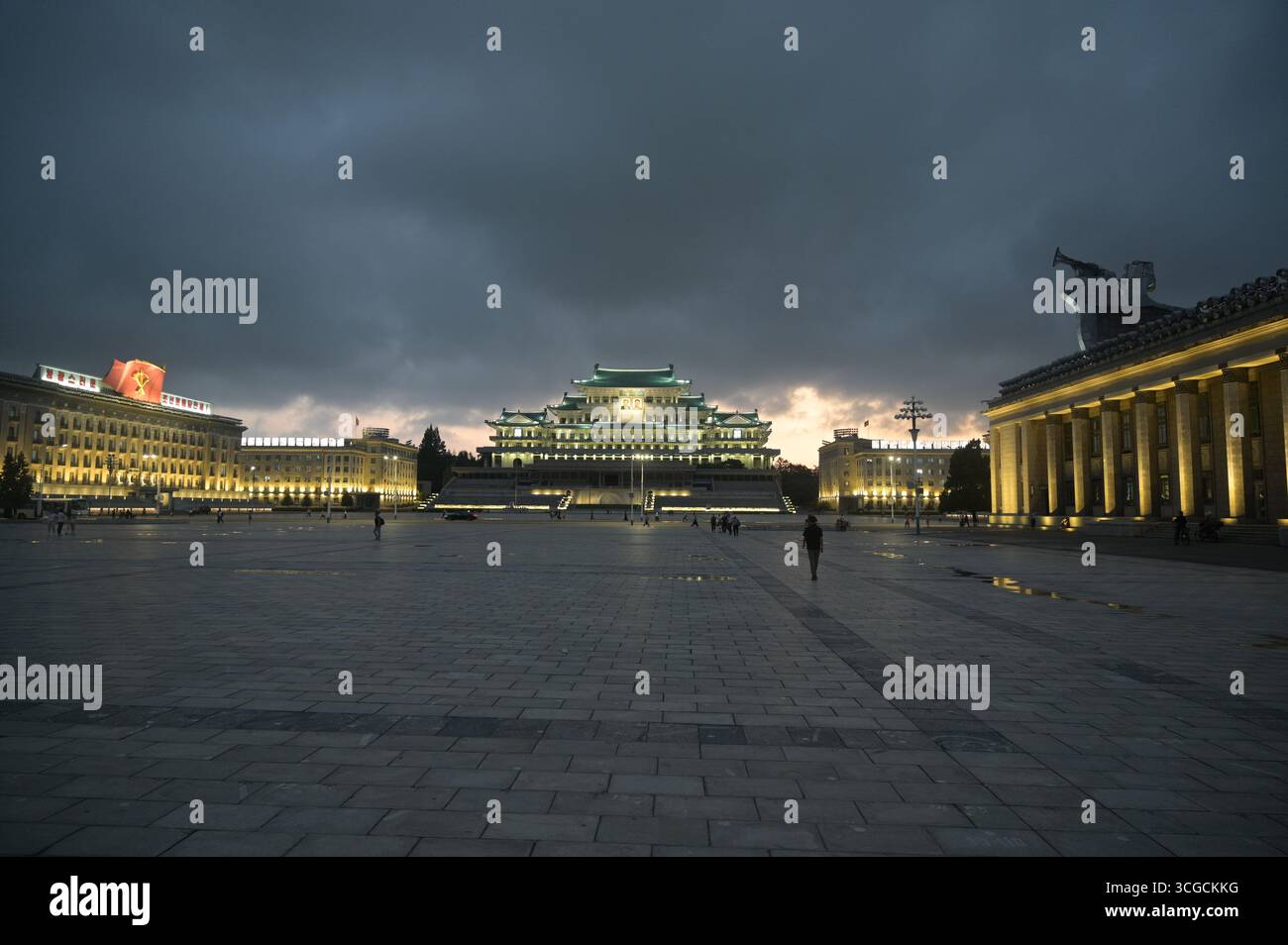 Kim Il-sung square, Pyongyang at night Stock Photo - Alamy