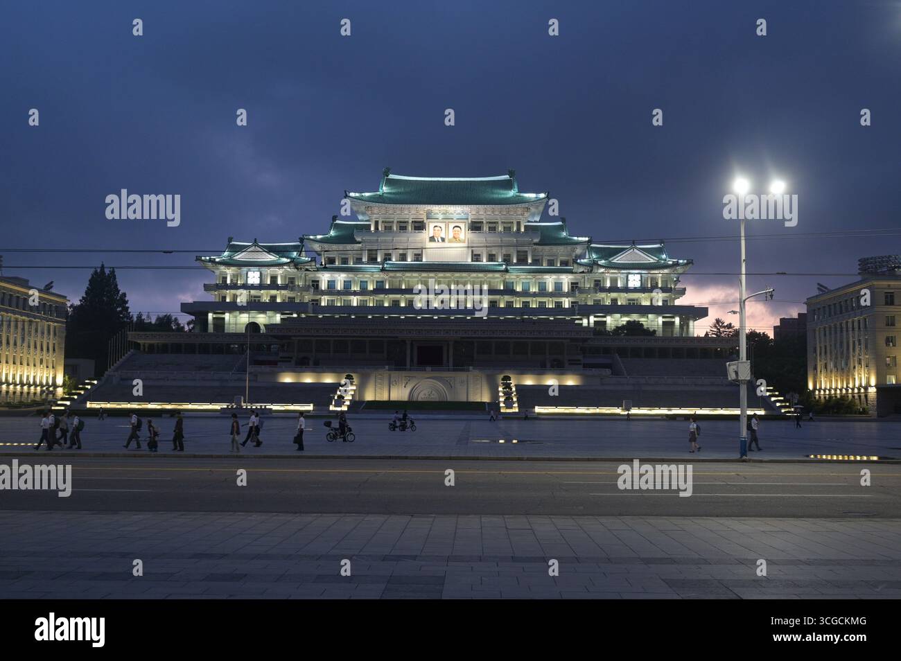 Kim Il-sung square, Pyongyang at night Stock Photo - Alamy