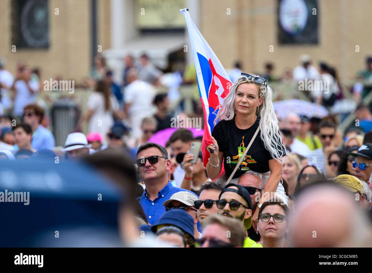 Pope leo xiv crowd flag hi-res stock photography and images - Alamy