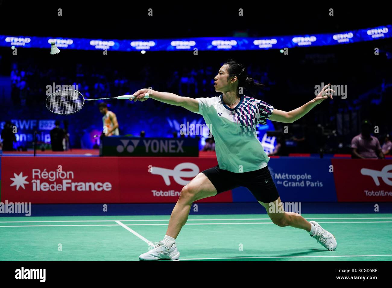 (250828) -- PARIS, Aug. 28, 2025 (Xinhua) -- Yvonne Li hits a return ...