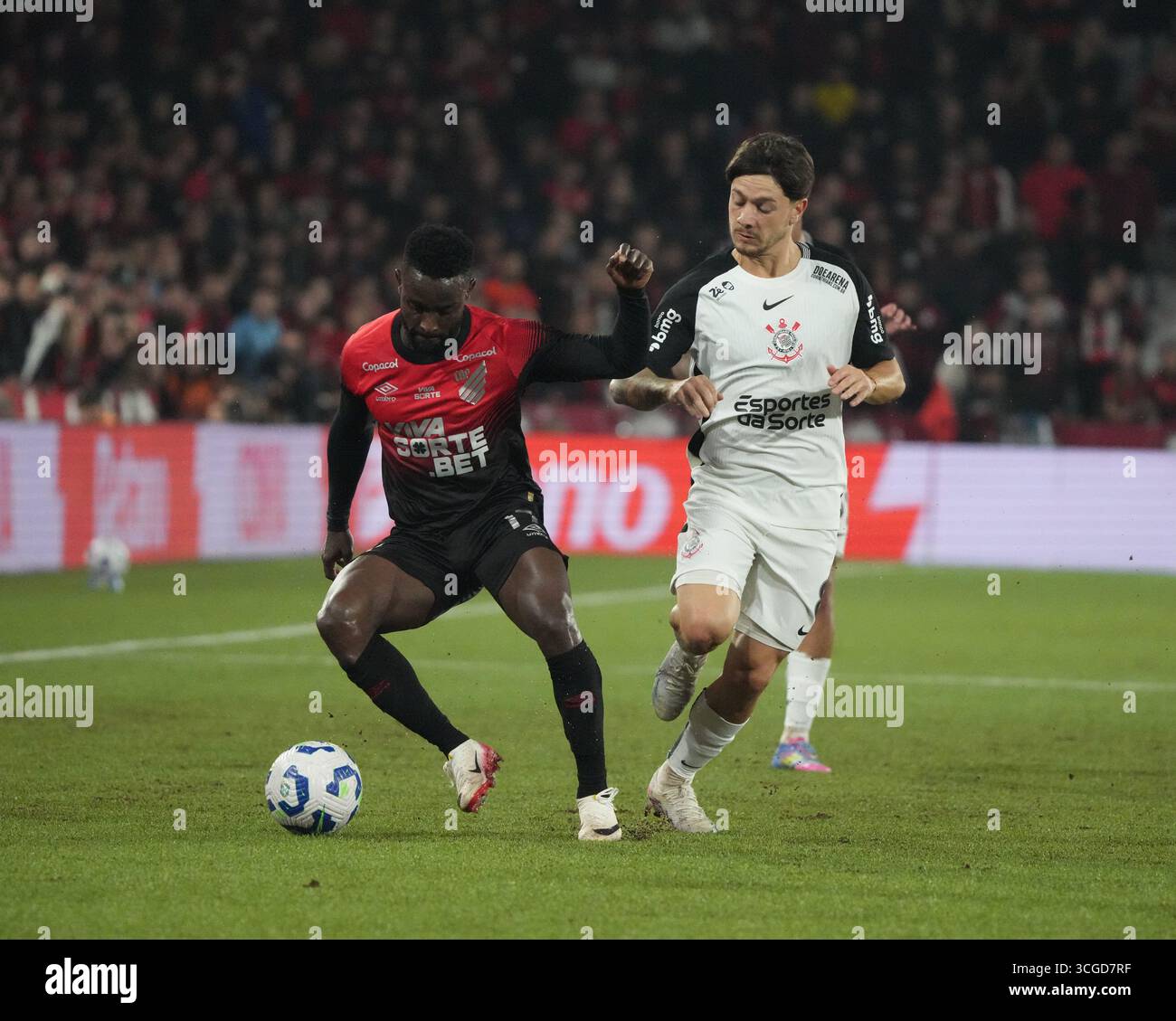 CURITIBA, PR - 27.08.2025: ATHLETICO E CORINTHIANS - Steven Mendoza and ...