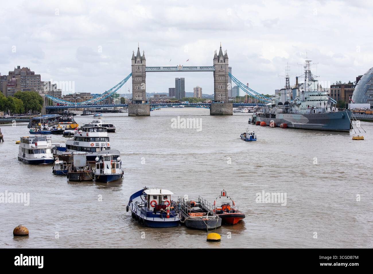 London, UK. 27th Aug, 2025. Many boats are seen mooring along the HMS ...