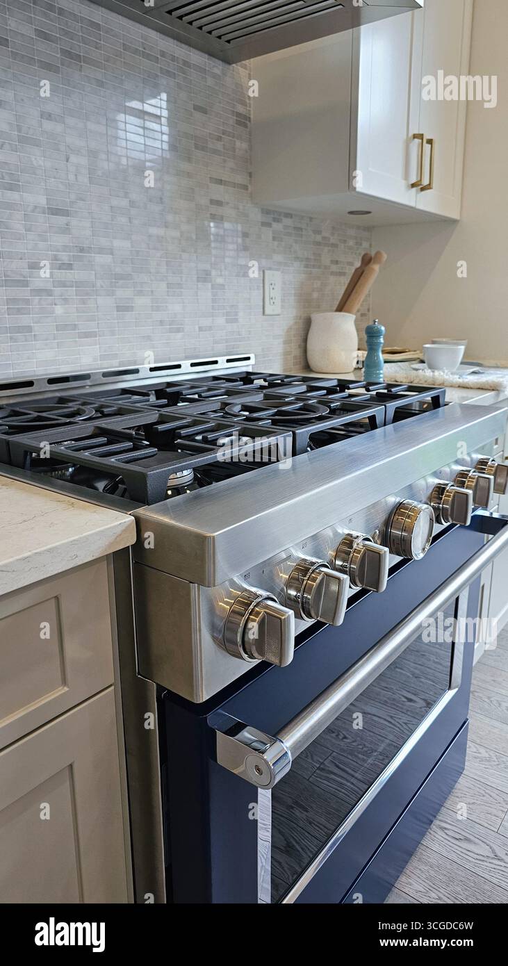 Contemporary gas stove features hi-res stock photography and images - Alamy