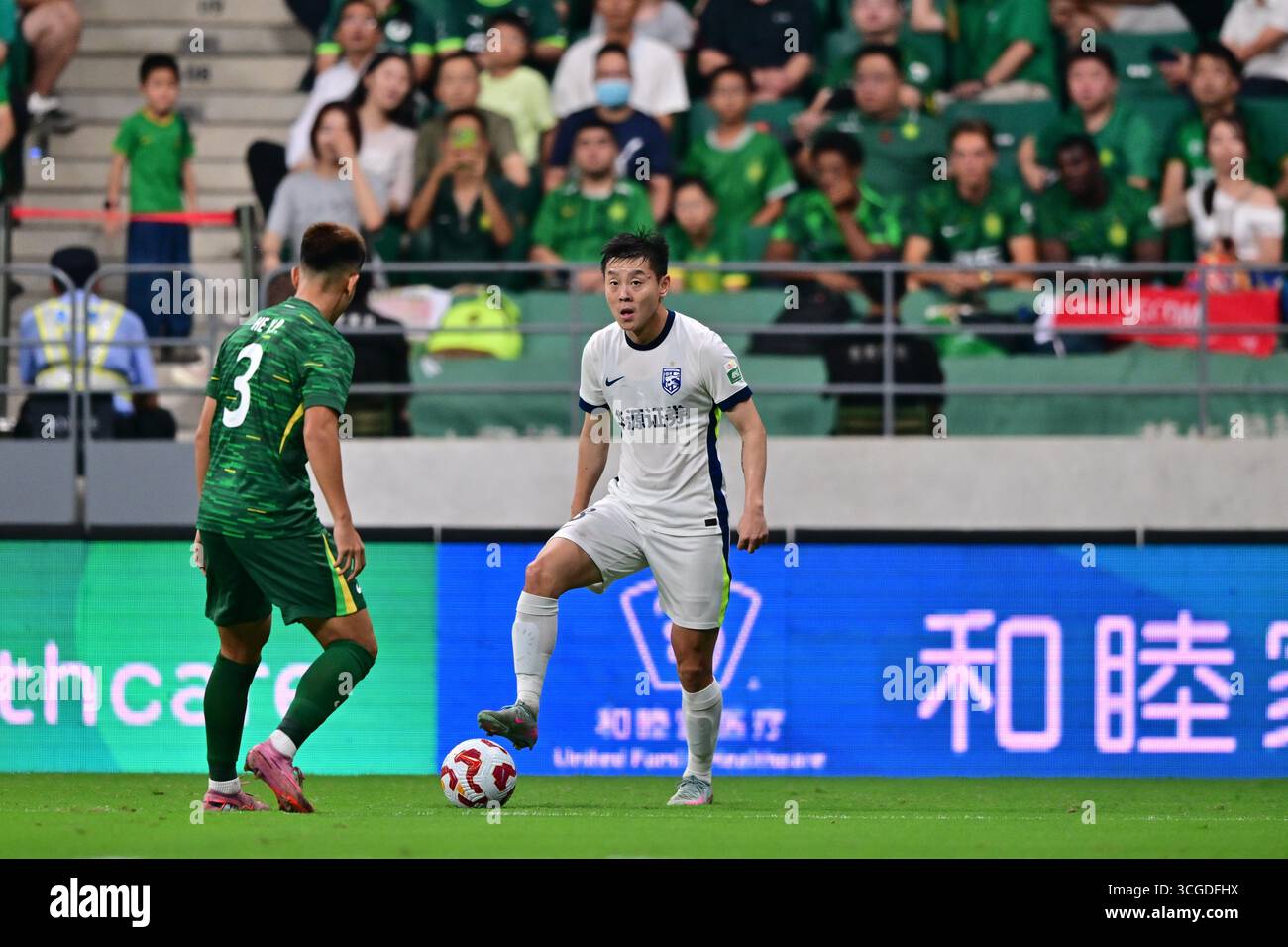 Beijing Guoan Football Club defeated Wuhan Three Towns Football Club ...