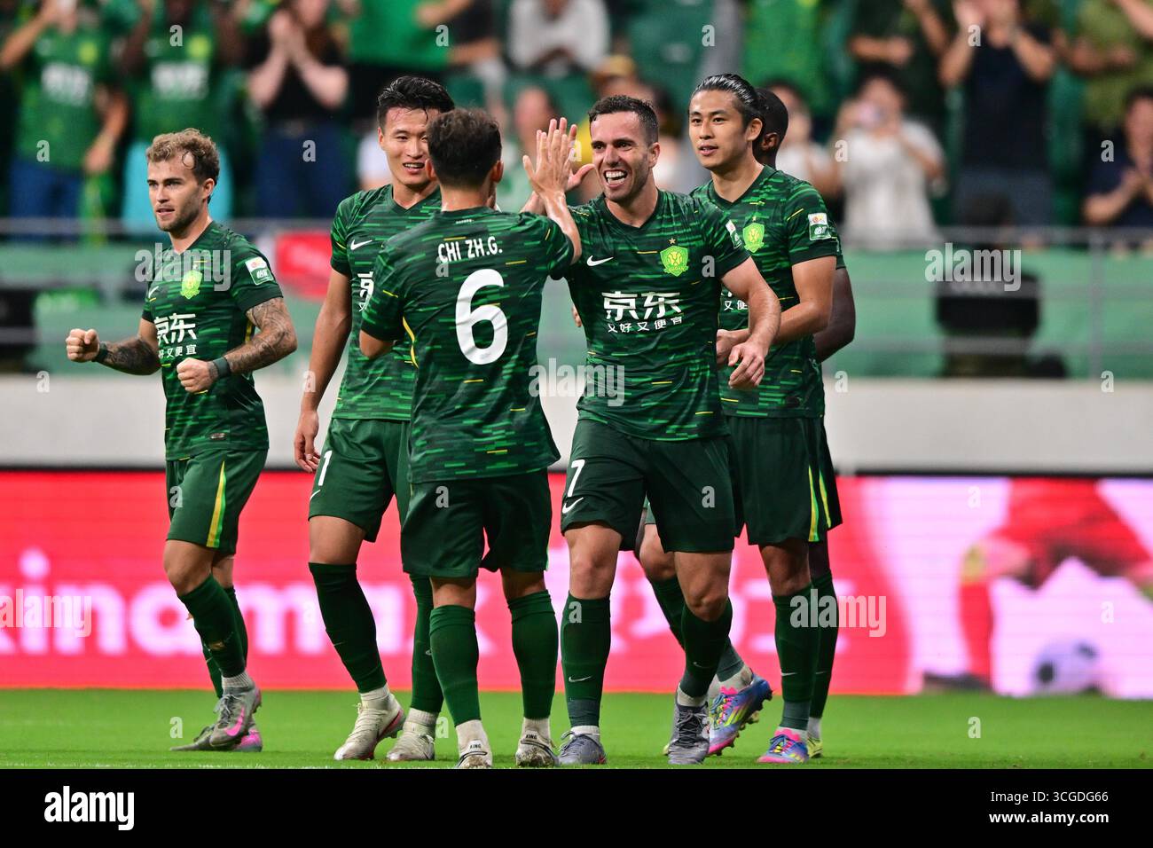 Beijing Guoan Football Club defeated Wuhan Three Towns Football Club ...