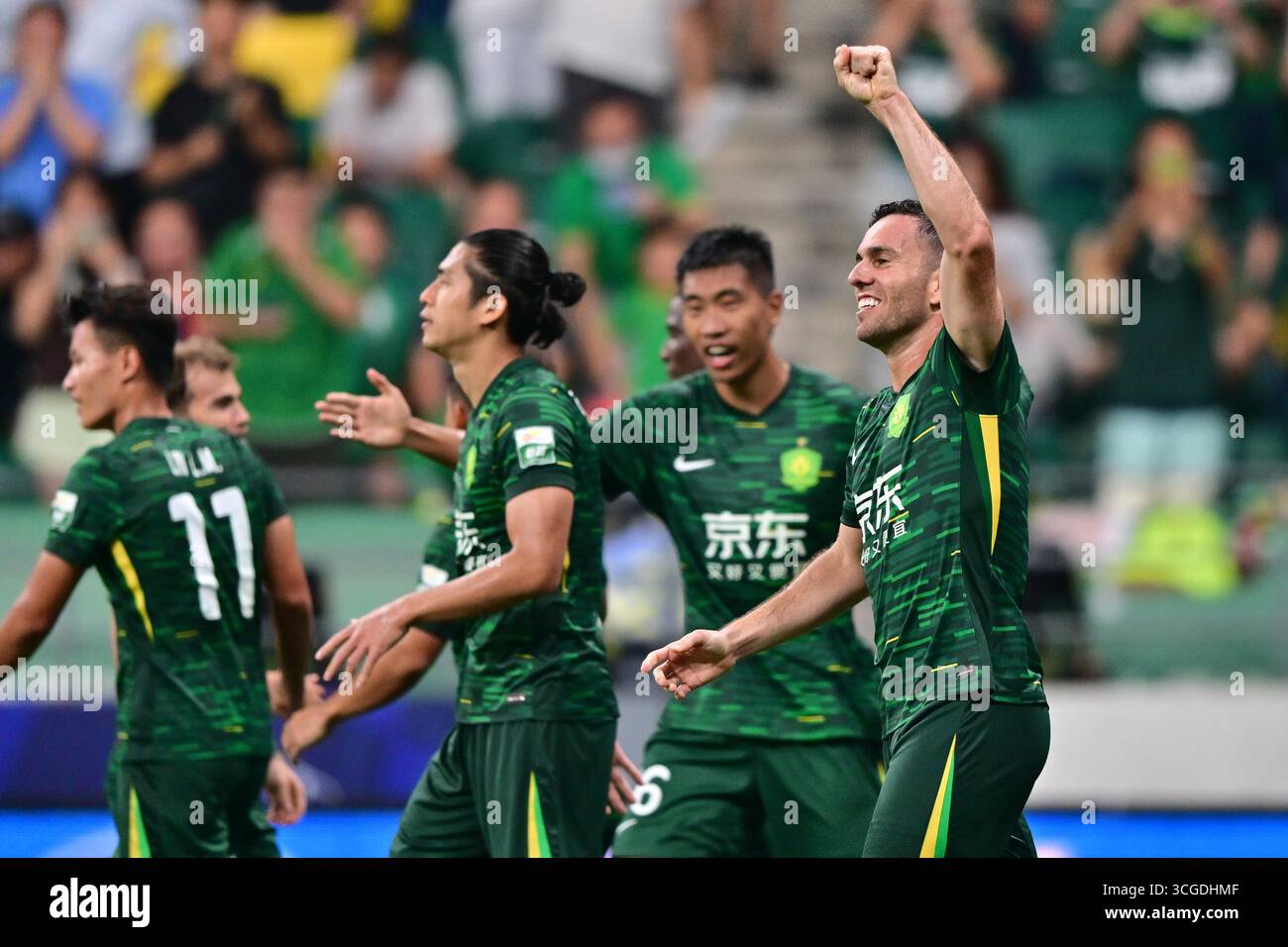 Beijing Guoan Football Club defeated Wuhan Three Towns Football Club ...