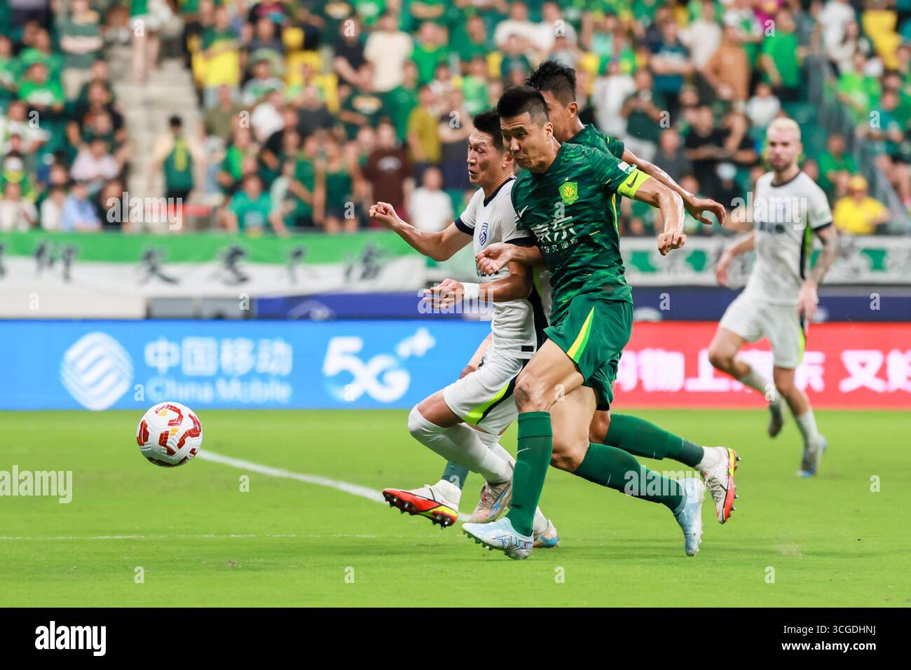 Beijing Guoan Football Club defeated Wuhan Three Towns Football Club with 4-0 at the twenty ...