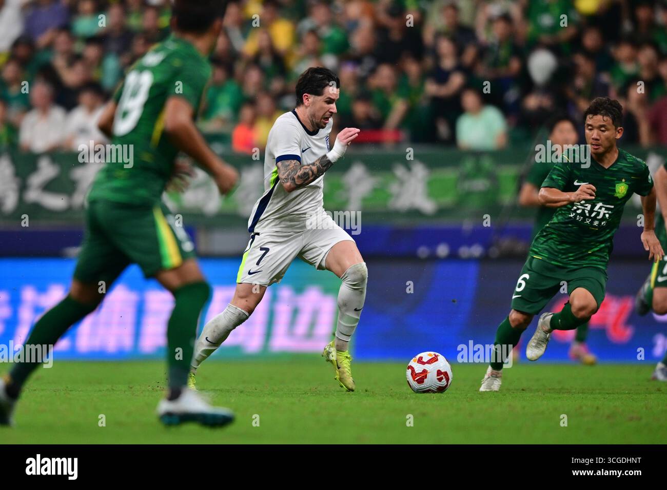 Beijing Guoan Football Club defeated Wuhan Three Towns Football Club ...