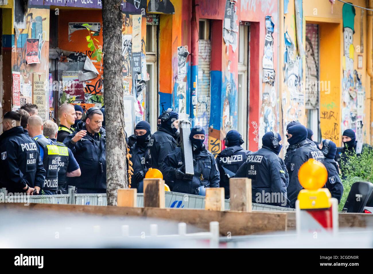 28 August 2025, Berlin: Police forces are deployed in Rigaer Straße in ...