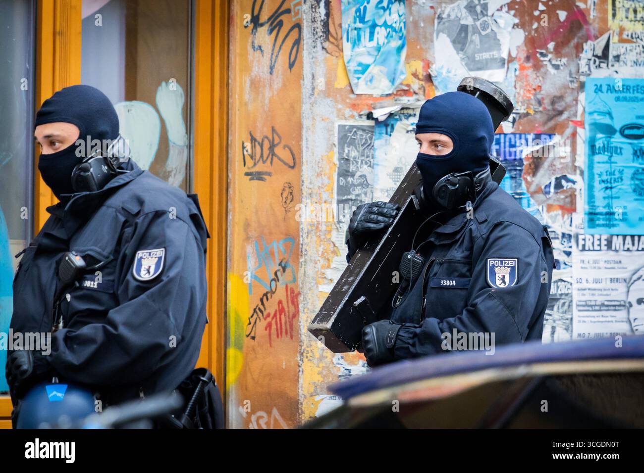 28 August 2025, Berlin: Police forces are deployed in Rigaer Straße in ...