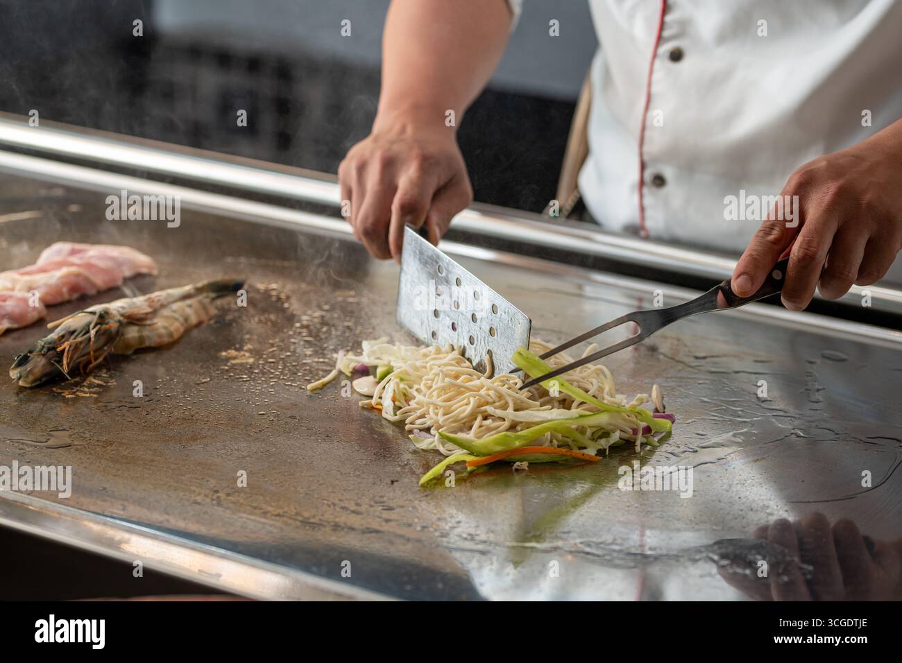 Teppanyaki chef hi-res stock photography and images - Alamy