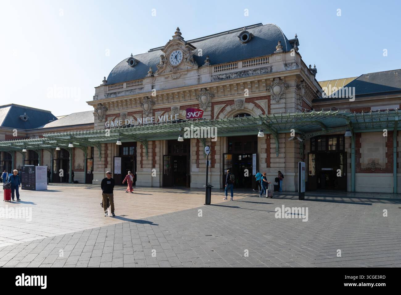 The main public train station Nice-Ville is built away from the centre ...