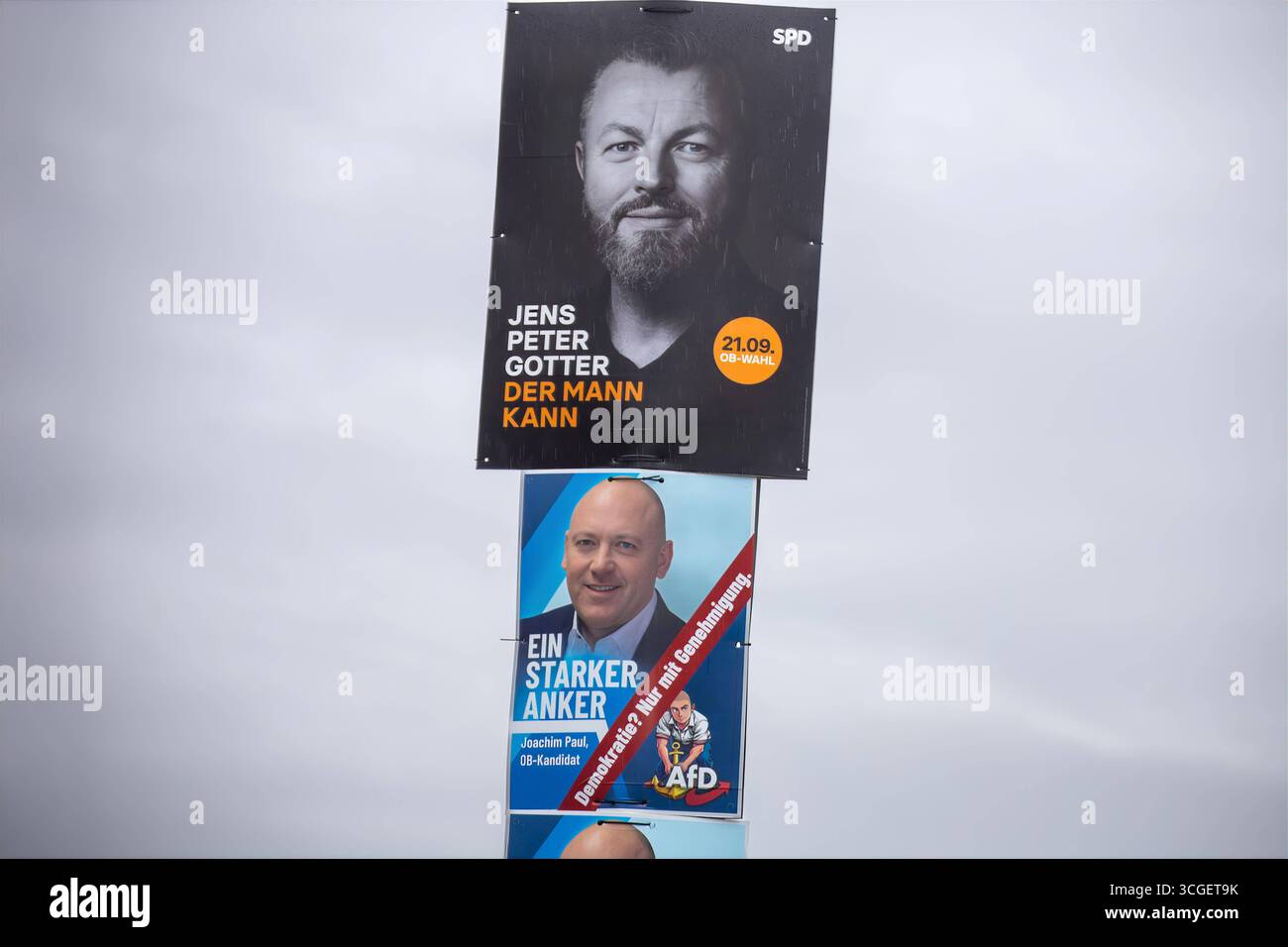 Wahlplakate zur Oberbürgermeisterwahl in Ludwigshafen: Oben Jens Peter ...